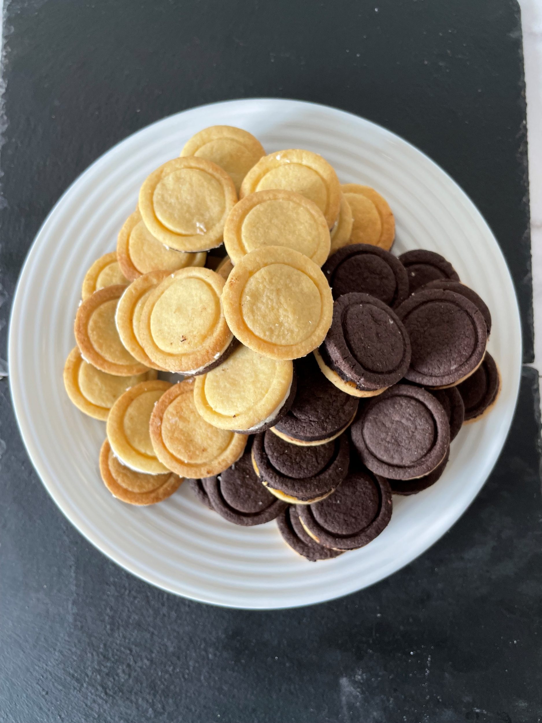 Ringo’s Biscuits – Italian Chocolate and Vanilla Sandwich Biscuits ...